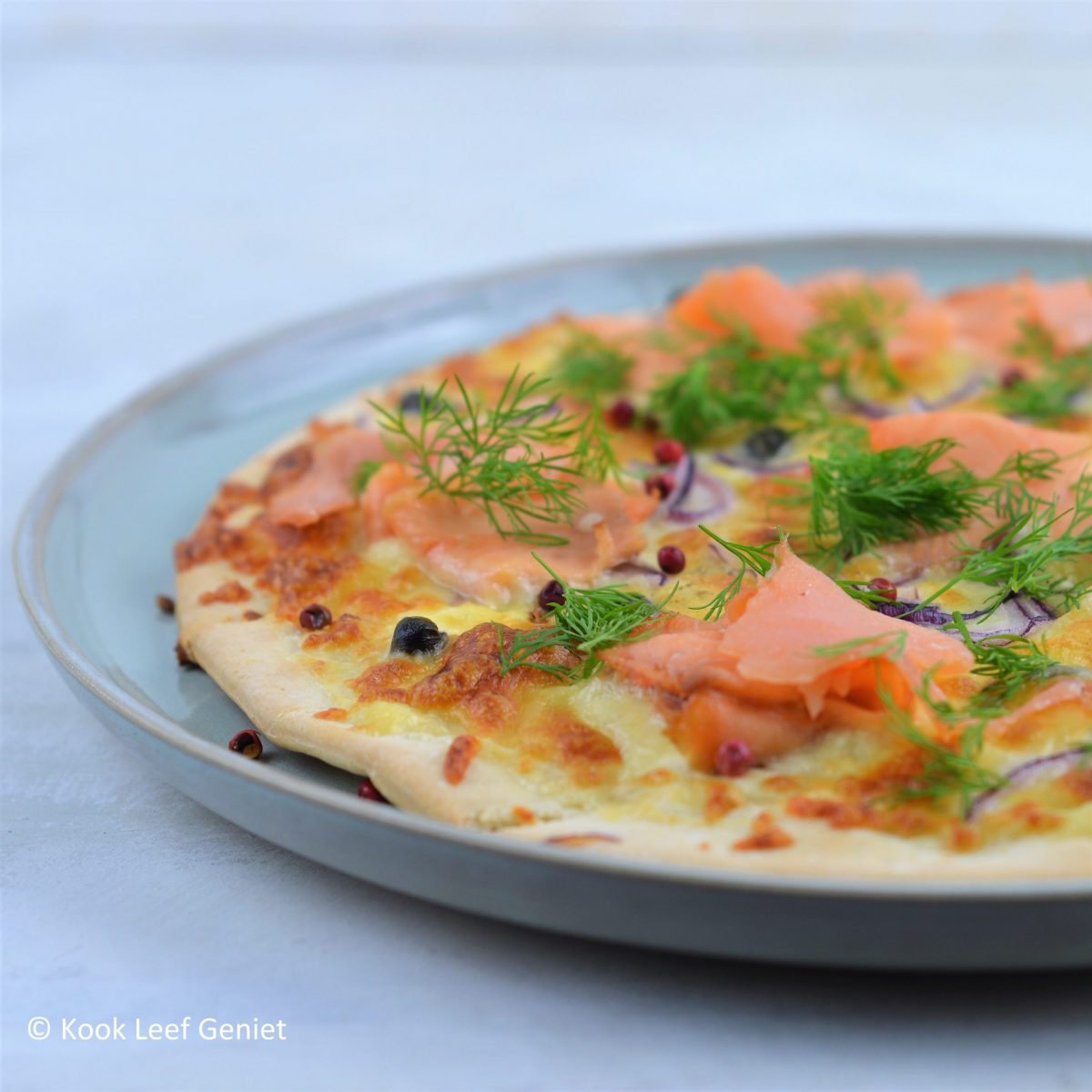 Witte pizza met gerookte zalm en dille - Kook Leef Geniet