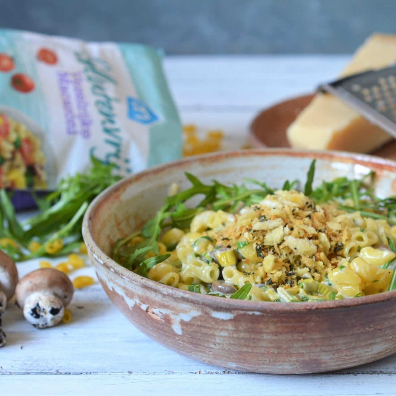 Glutenvrije macaroni met romige prei-champignonsaus en salie pangrattato